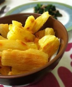 Mandioca assada até mais crocante do que frita: como acertar no preparo ...